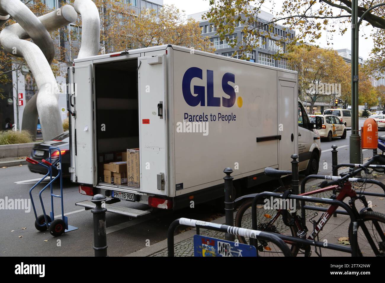 GLS Transporter am Kurfürstendamm in Berlin am 17.11.2023 *** GLS van ...