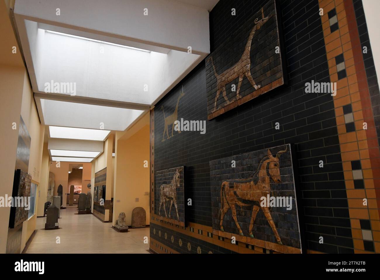 Wall decoration of ishar gate babylon hi-res stock photography and ...