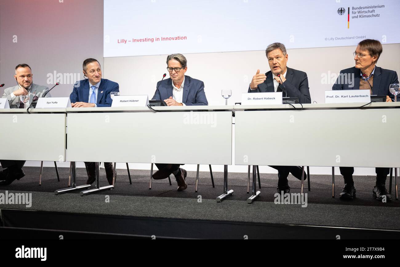 17 November 2023, Berlin: Edgardo Hernandez (l-r), Executive Vice ...