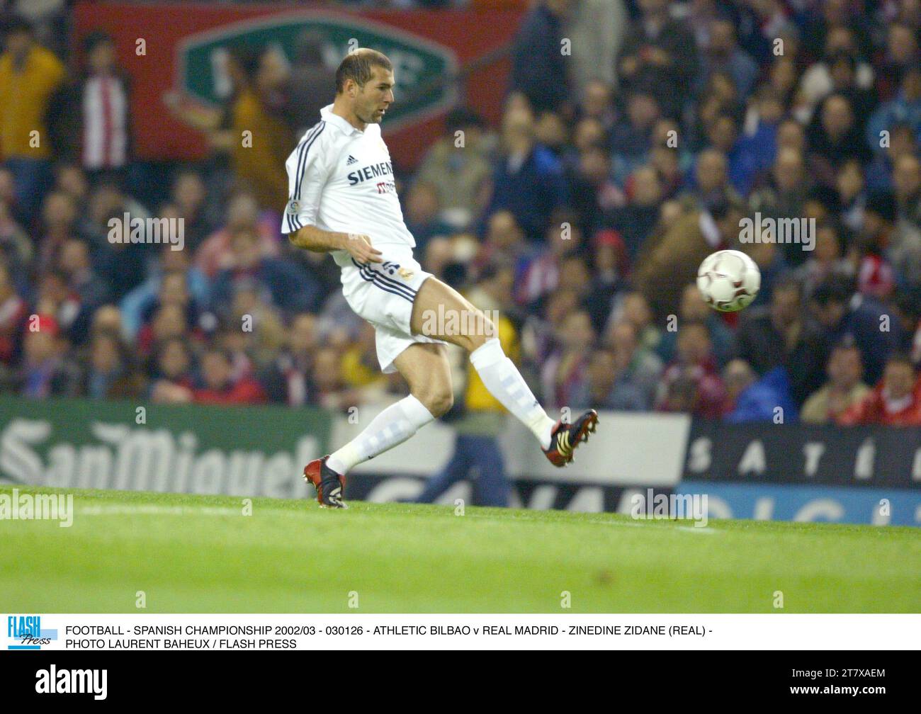 Zidane 2002 hi-res stock photography and images - Alamy