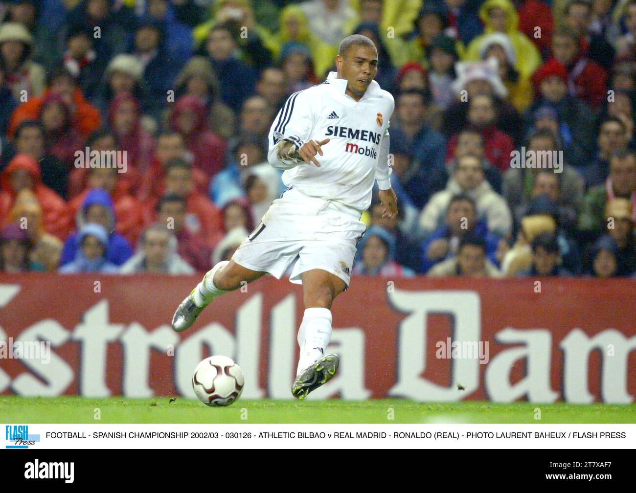 Ronaldo real madrid 2002 hi-res stock photography and images - Alamy