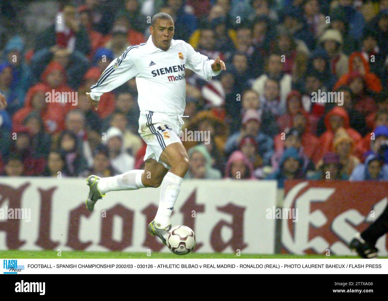 Ronaldo real madrid 2002 hi-res stock photography and images - Alamy