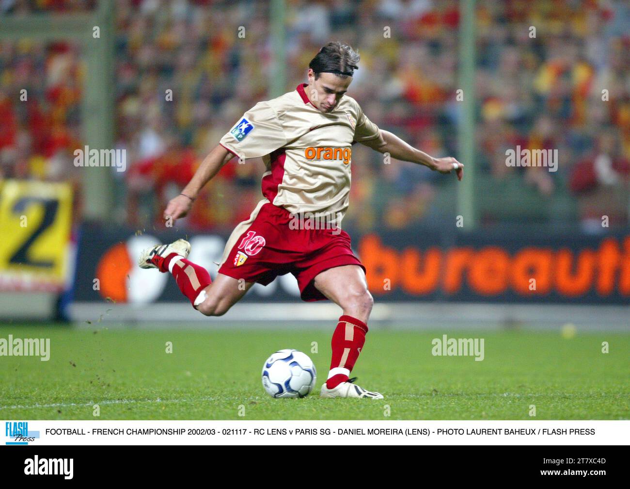 FOOTBALL - FRENCH CHAMPIONSHIP 2002/03 - 021117 - RC LENS v PARIS SG - DANIEL MOREIRA (LENS ...