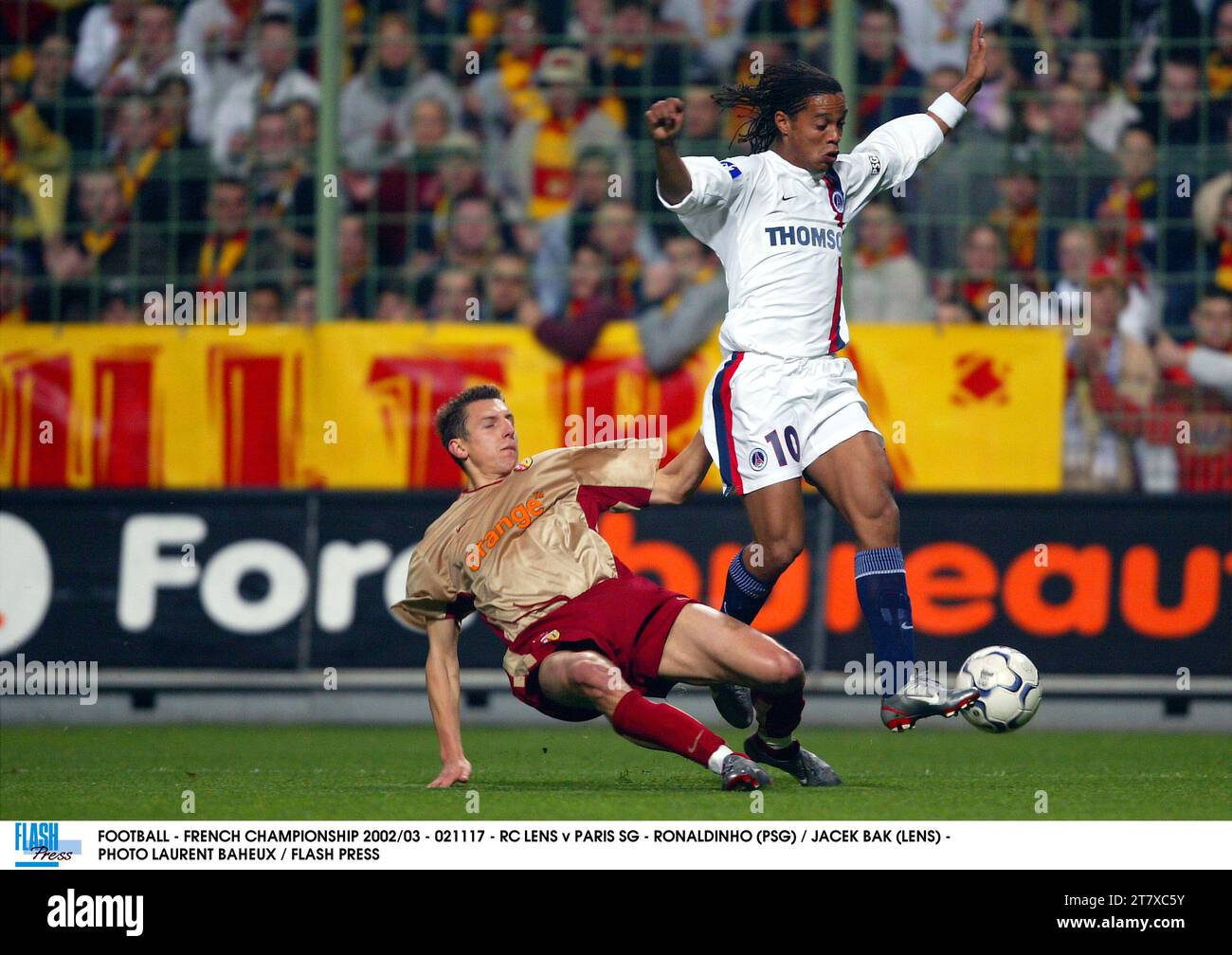 FOOTBALL - FRENCH CHAMPIONSHIP 2002/03 - 021117 - RC LENS v PARIS SG - RONALDINHO (PSG) / JACEK ...