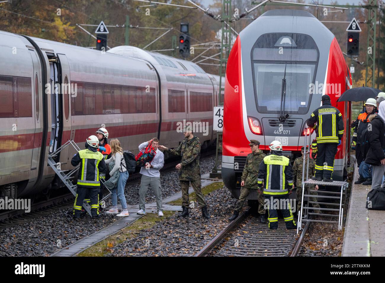 Reichertshausen, Germany. 17th Nov, 2023. Passengers on an ICE train (l ...