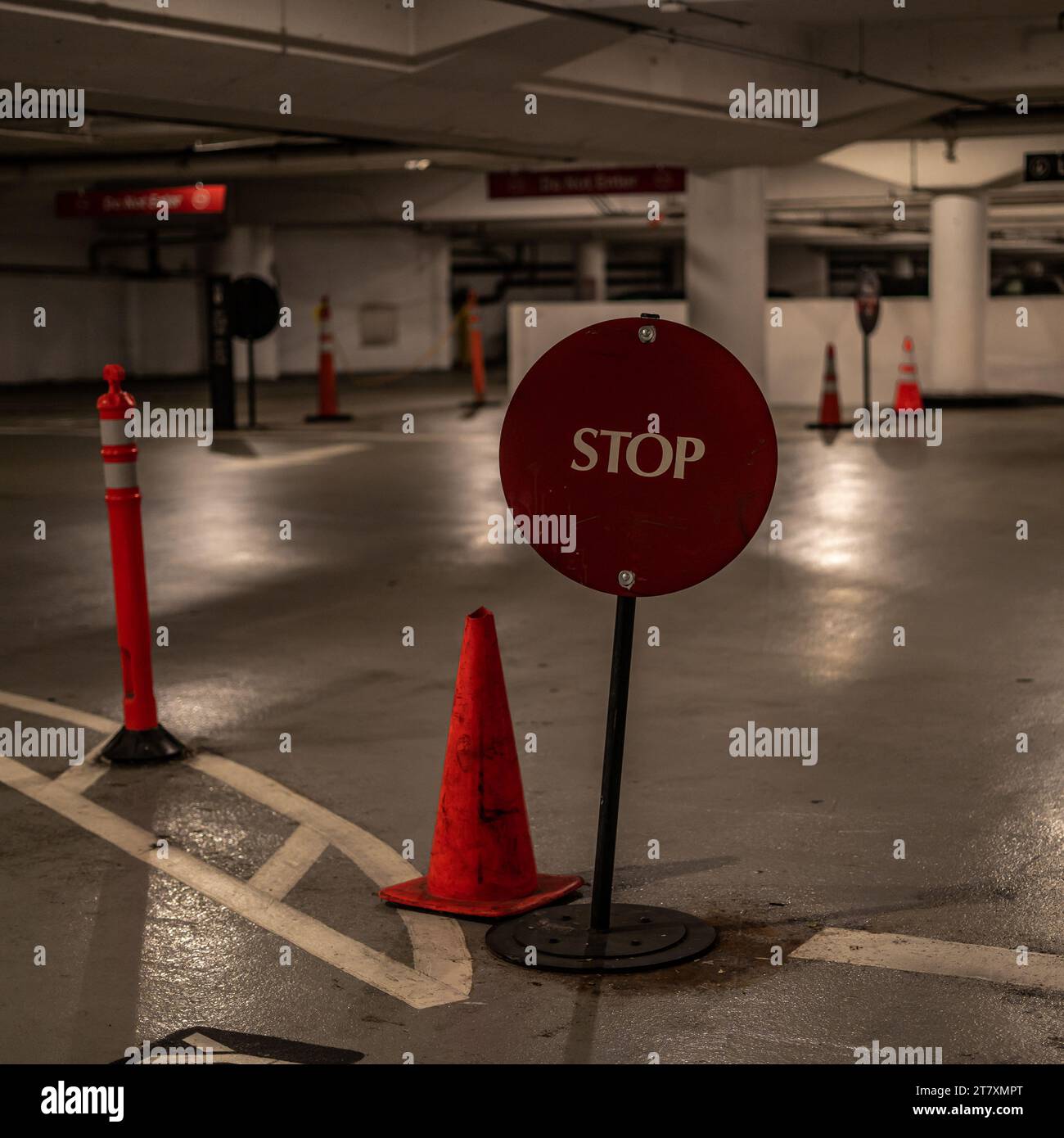 Round stop sign hi-res stock photography and images - Alamy