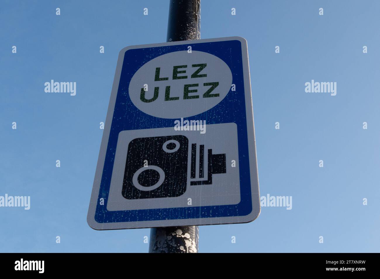 Uxbridge, UK. 17th November, 2023. A ULEZ sign in Uxbridge. A number of ...