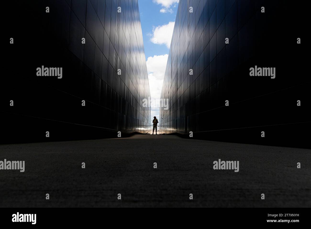 Tourist looking at the Teekond & Koduaed monument, memorial for ...