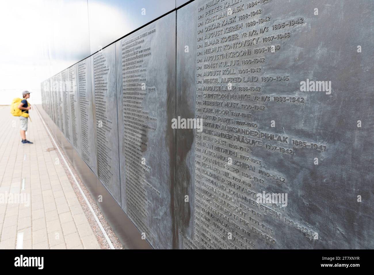 Tourist looking at the Teekond & Koduaed monument, memorial for ...