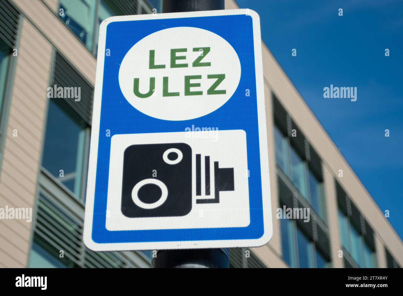 Uxbridge, UK. 17th November, 2023. A ULEZ sign in Uxbridge. A number of ...