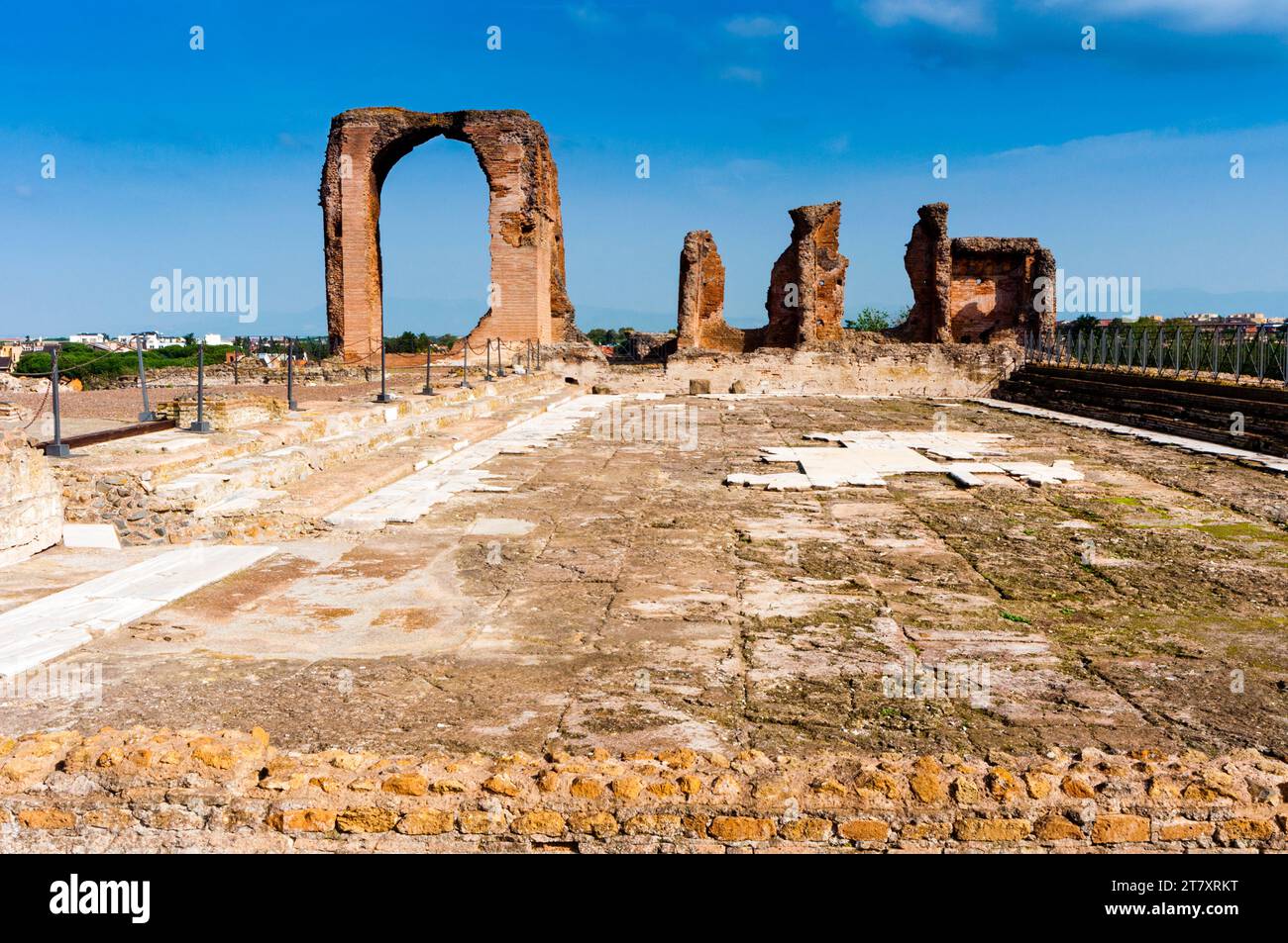 Paved roman courtyard hi-res stock photography and images - Alamy