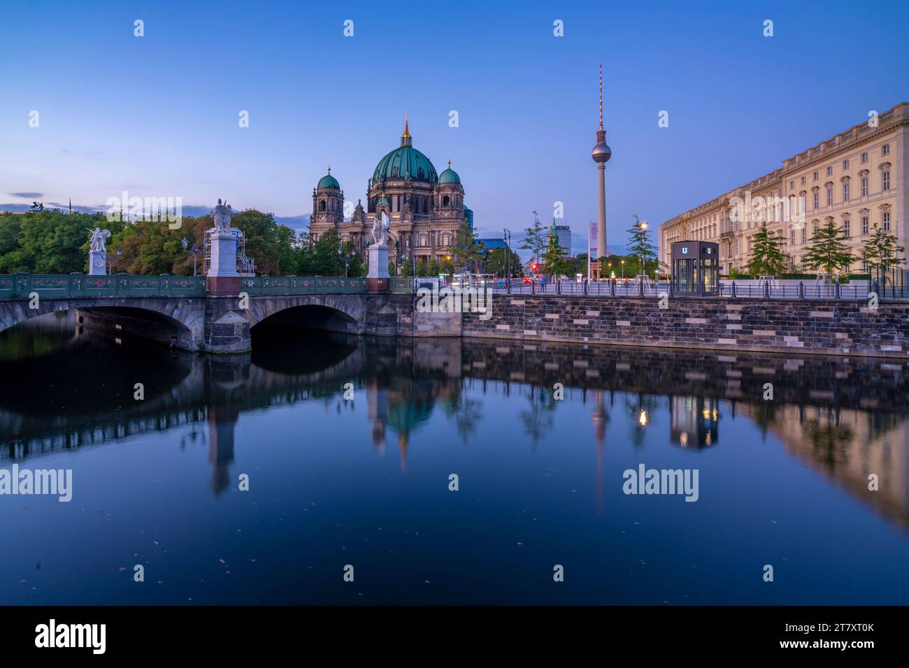 Berliner fernsehturm reflecting hi-res stock photography and images - Alamy