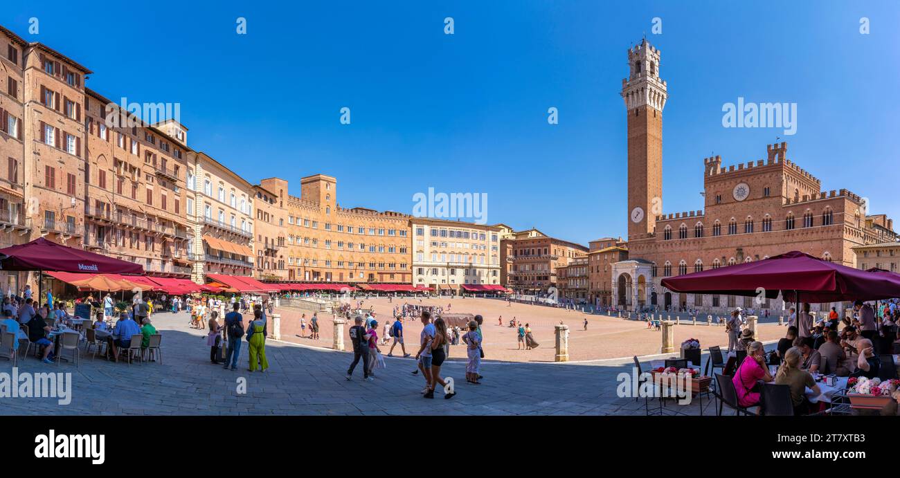 View of restaurants and Palazzo Pubblico in Piazza del Campo, UNESCO ...