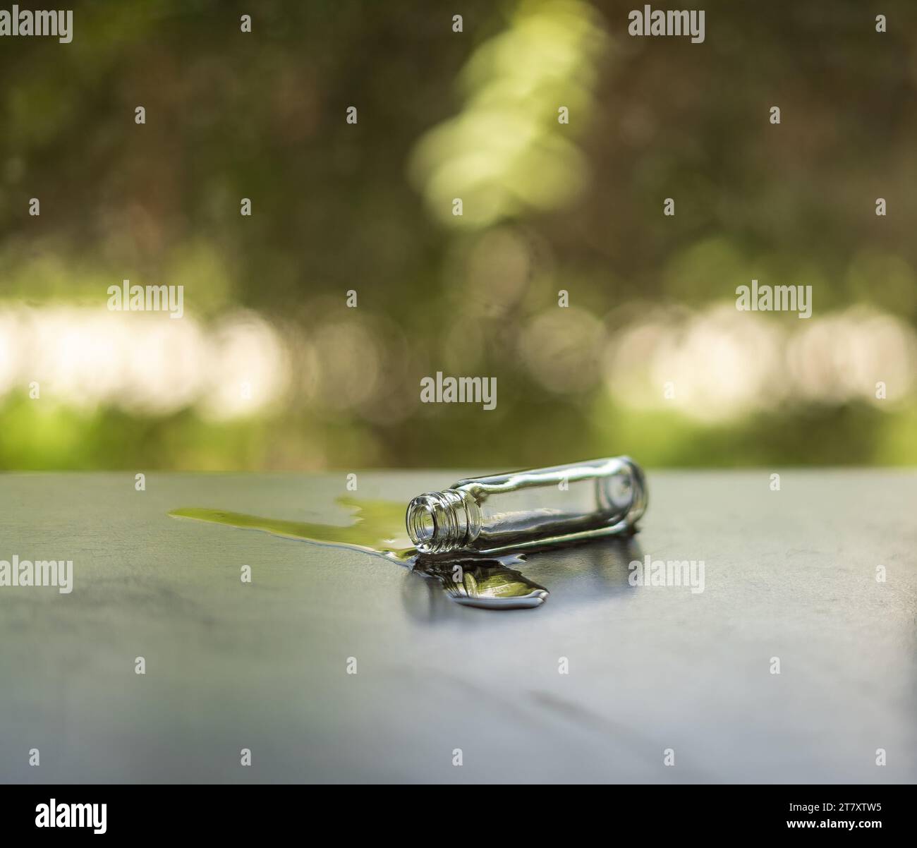 Clear Liquid 2.7 Dram (10 ml) Clear Glass Round Vial Stock Photo - Alamy