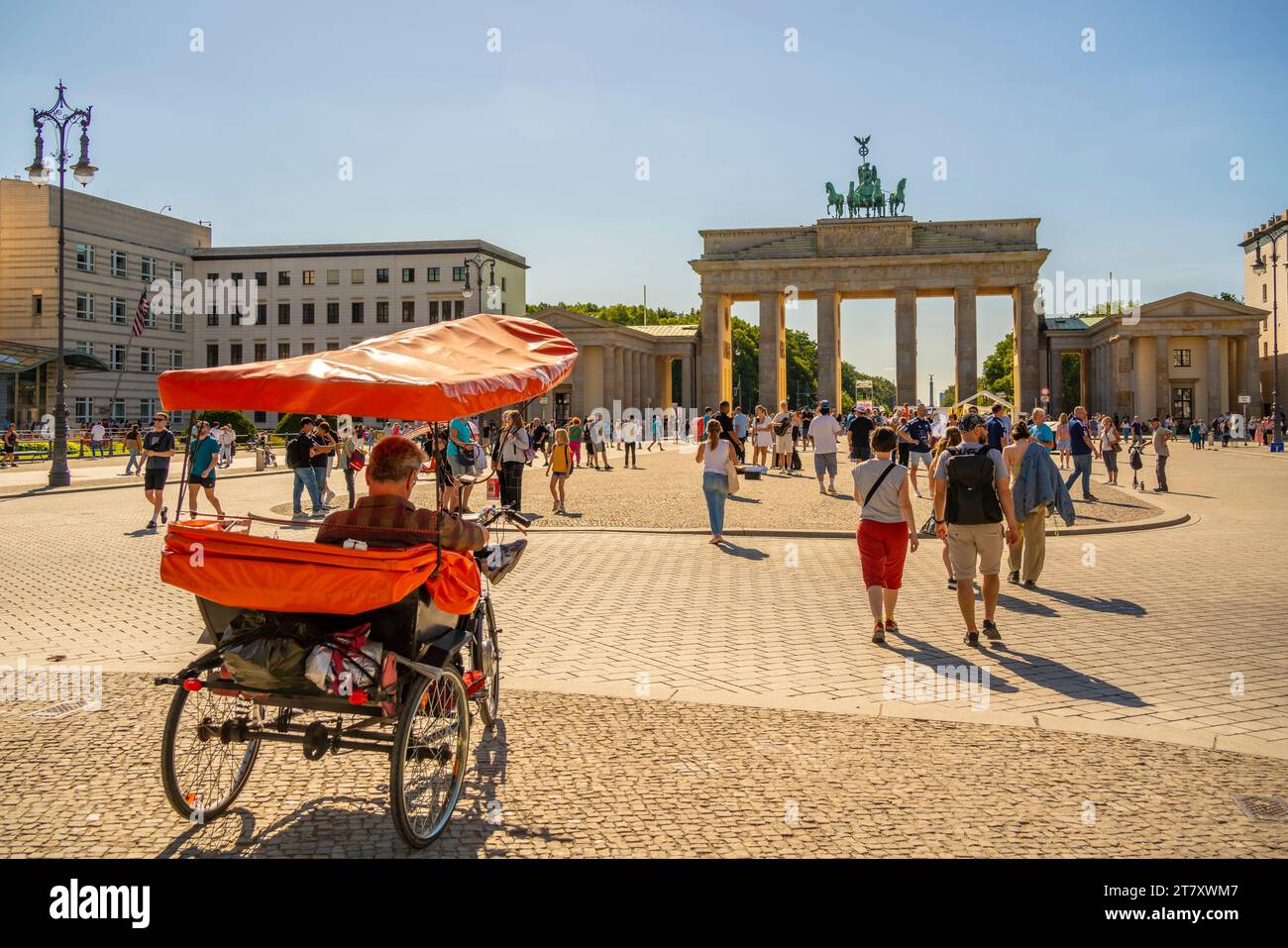 Rickshaw taxi by brandenburg gate hi-res stock photography and images ...