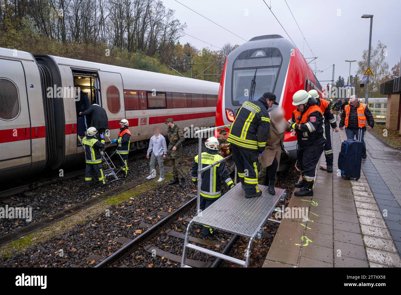 Reichertshausen, Germany. 17th Nov, 2023. Passengers on an ICE train (l ...