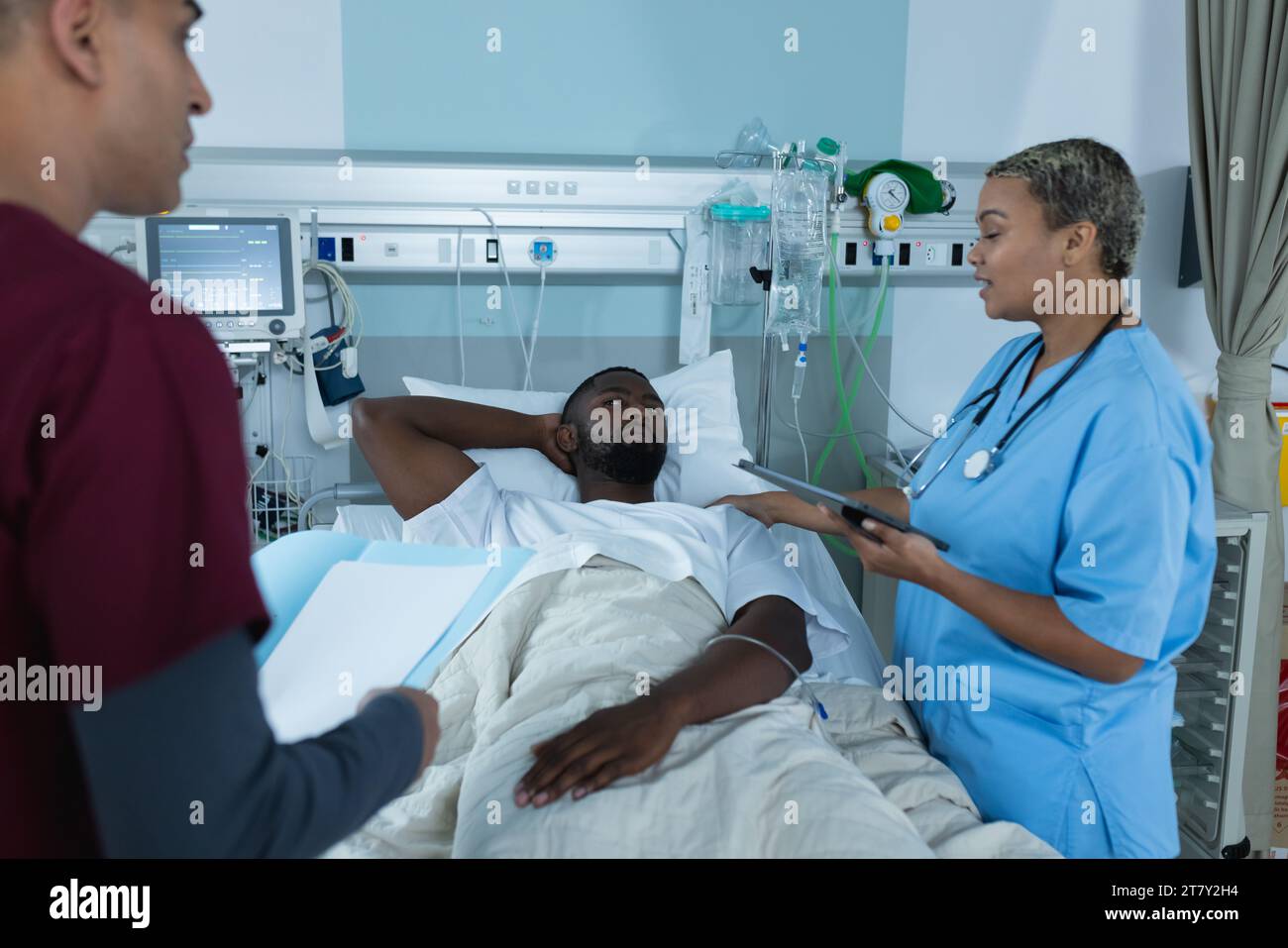 Hospital patient in bed with doctors hi-res stock photography and ...