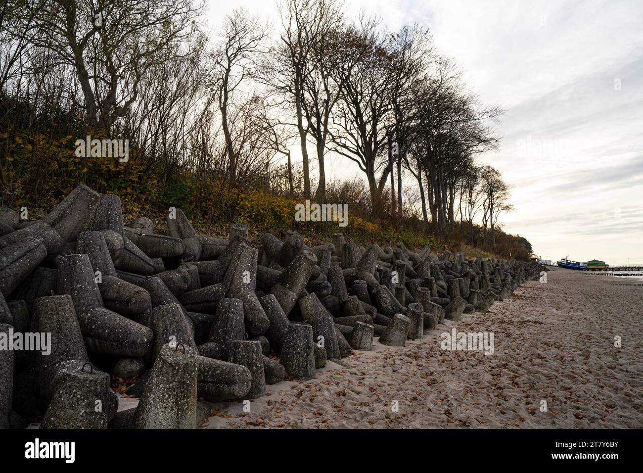 beach - waterfront protection - erosion - breakwaters and cliffs Stock ...