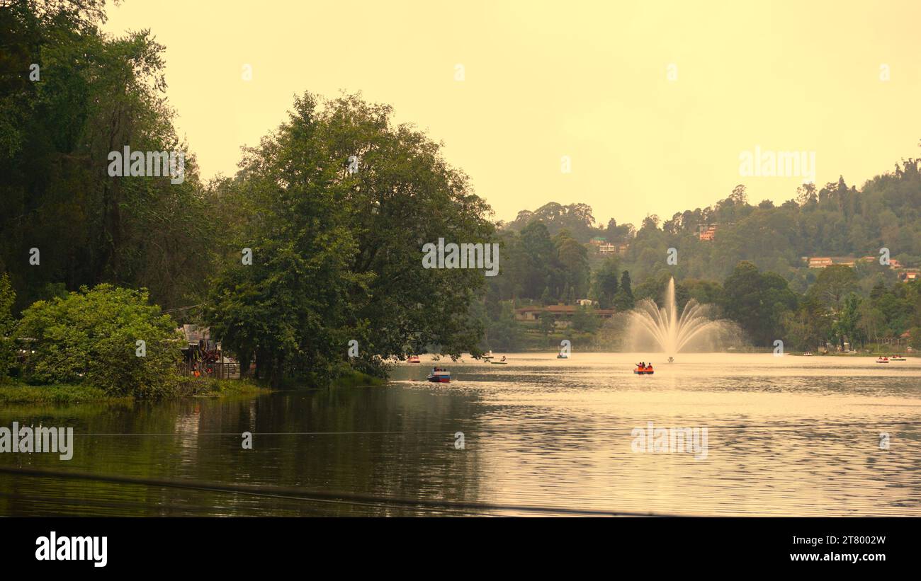 Amazing view of ooty lake with boats and fountain. Beautiful ...