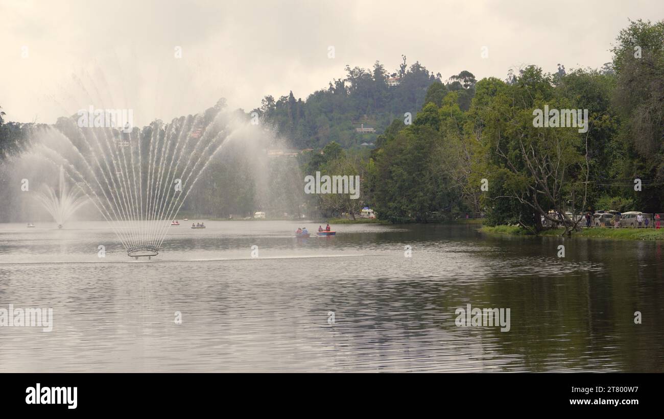 Amazing view of ooty lake with boats and fountain. Beautiful ...