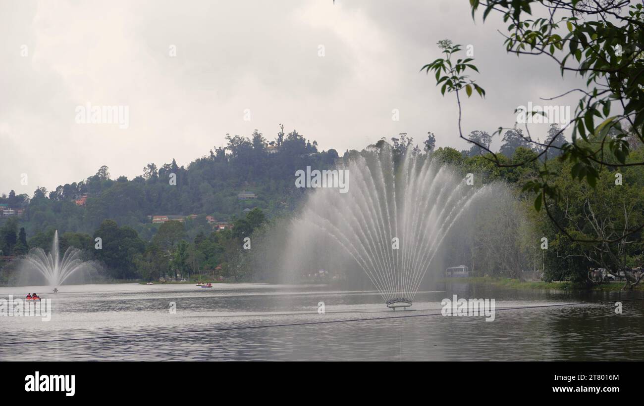 Amazing view of ooty lake with boats and fountain. Beautiful ...