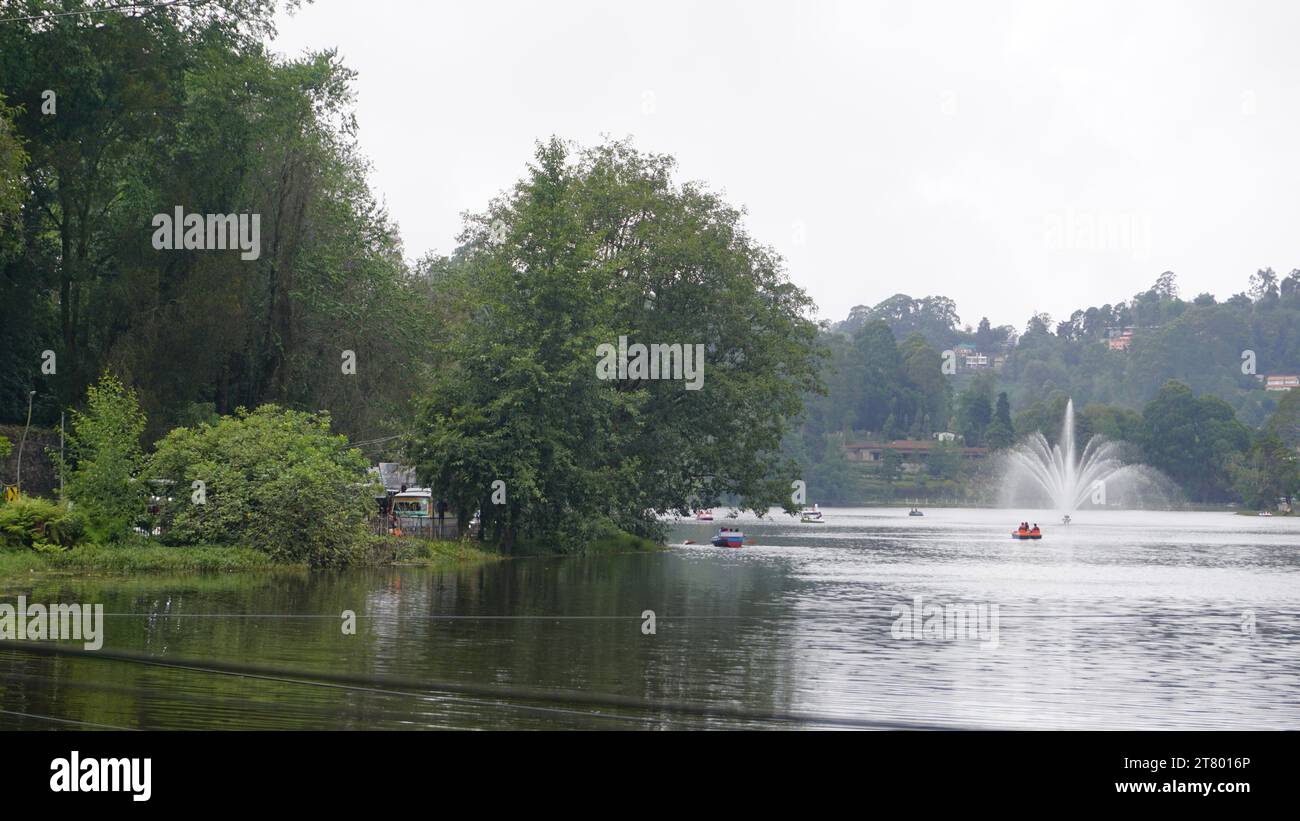 Amazing view of ooty lake with boats and fountain. Beautiful ...