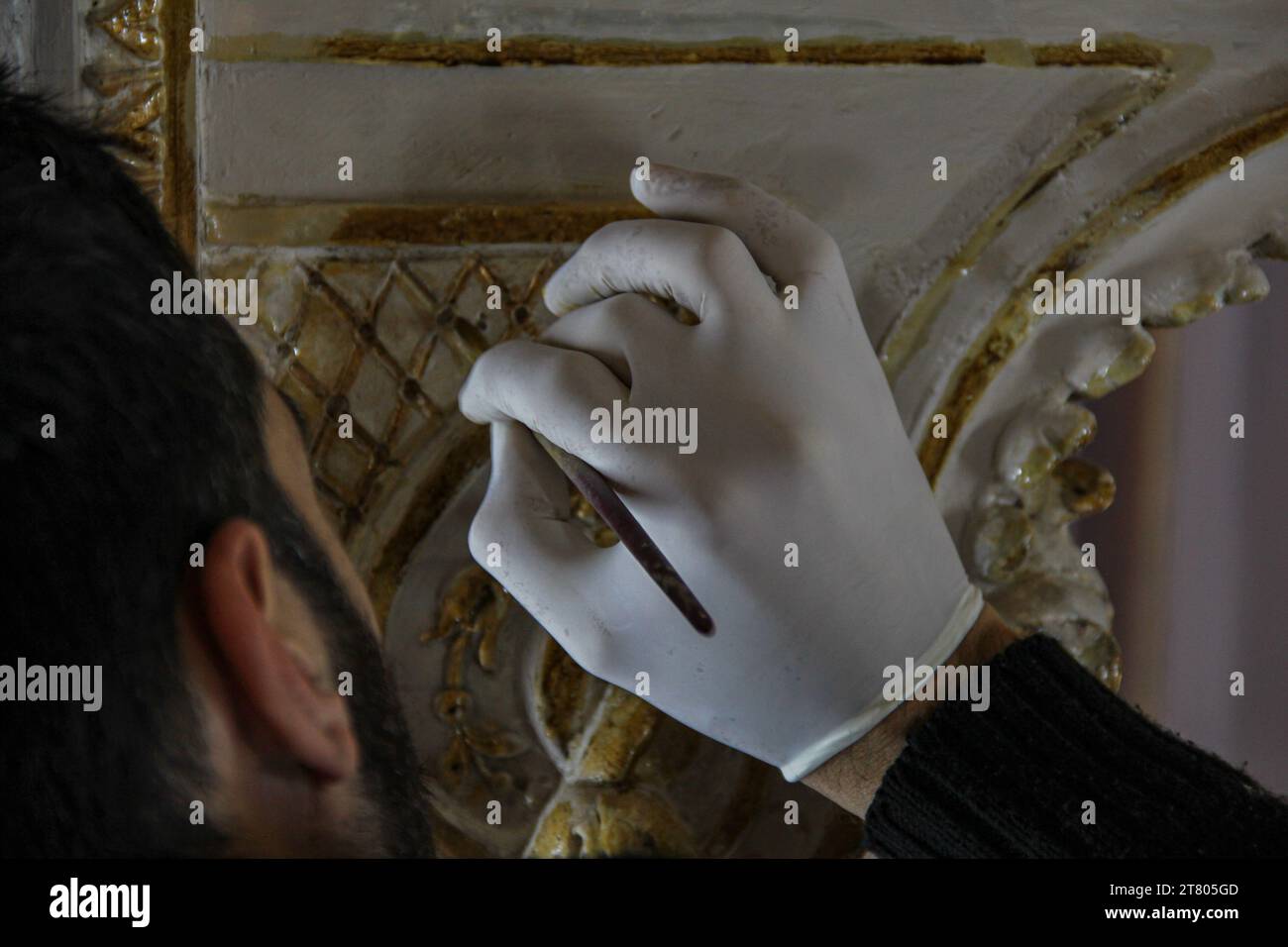 Traditional Gilding Technique with Gold Leaf Stock Photo - Alamy