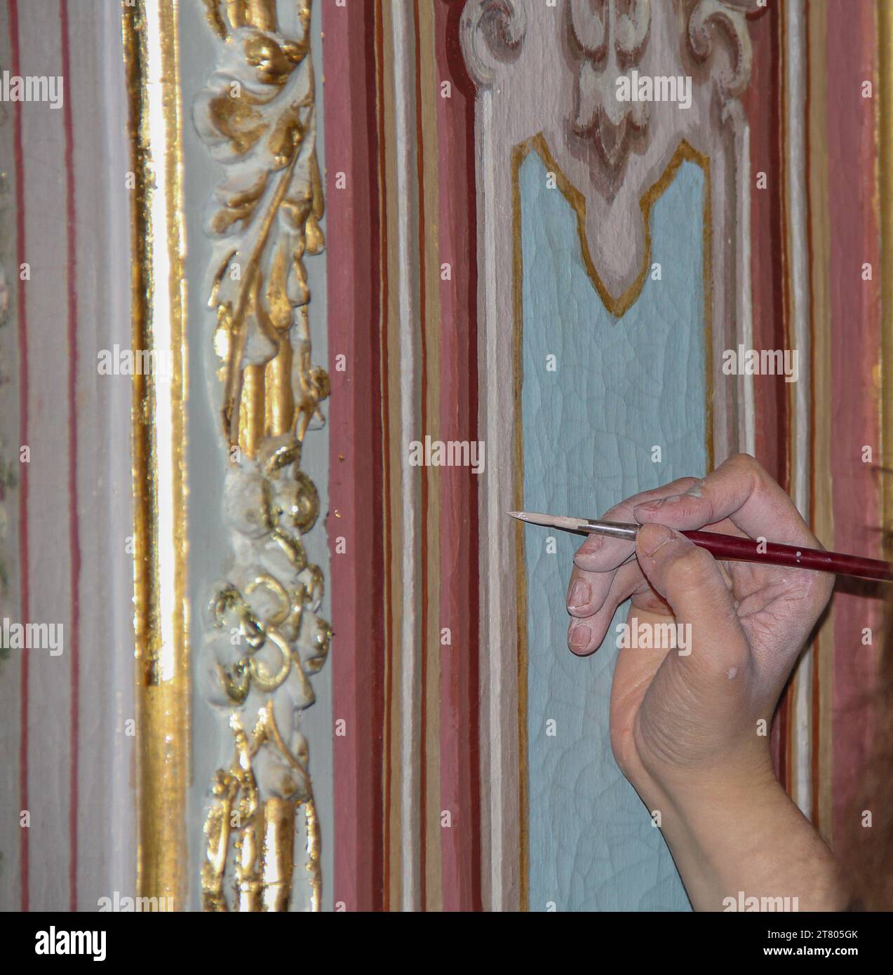 Traditional Gilding Technique with Gold Leaf Stock Photo - Alamy