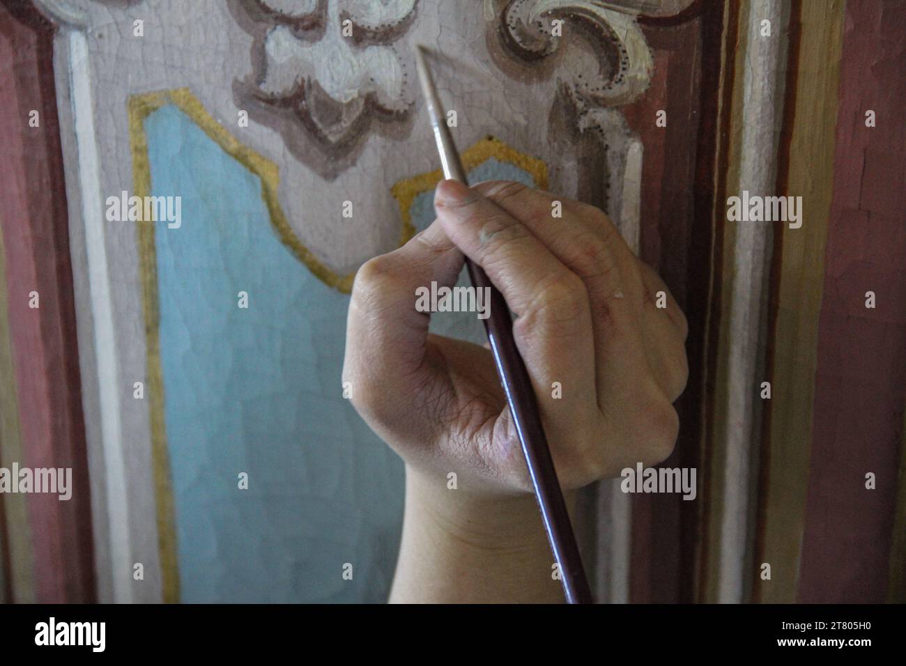 Traditional Gilding Technique with Gold Leaf Stock Photo - Alamy