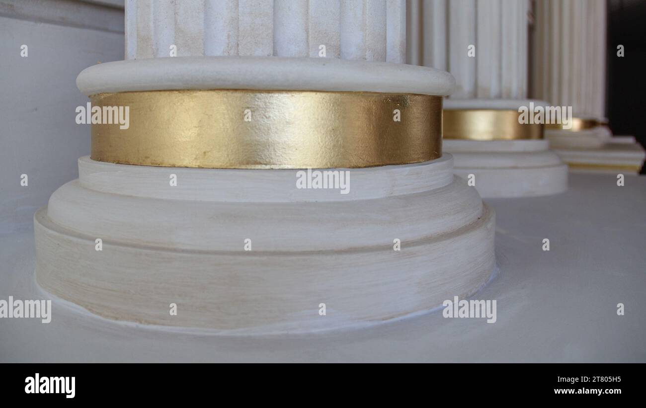 Traditional Gilding Technique with Gold Leaf Stock Photo - Alamy