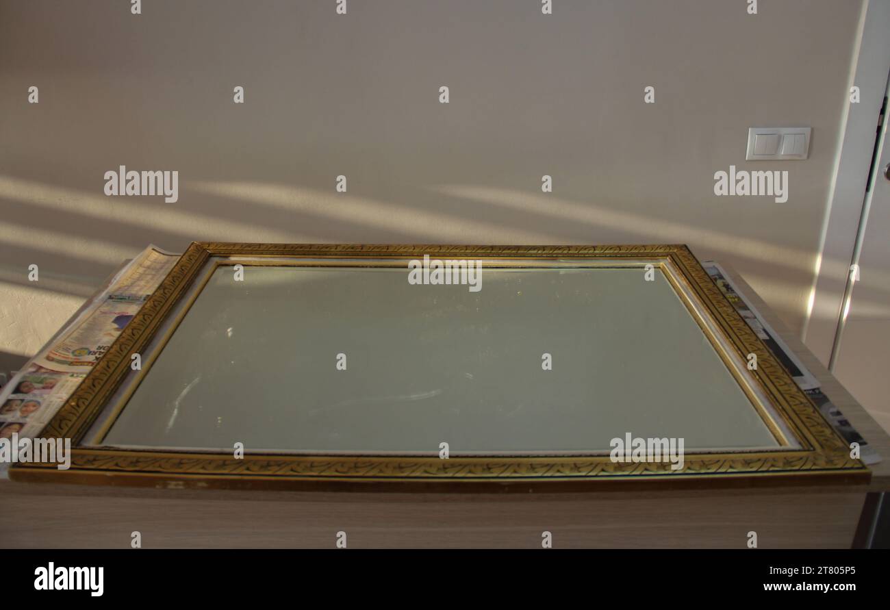 Traditional Gilding Technique with Gold Leaf Stock Photo - Alamy