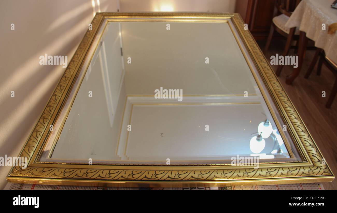 Traditional Gilding Technique with Gold Leaf Stock Photo - Alamy