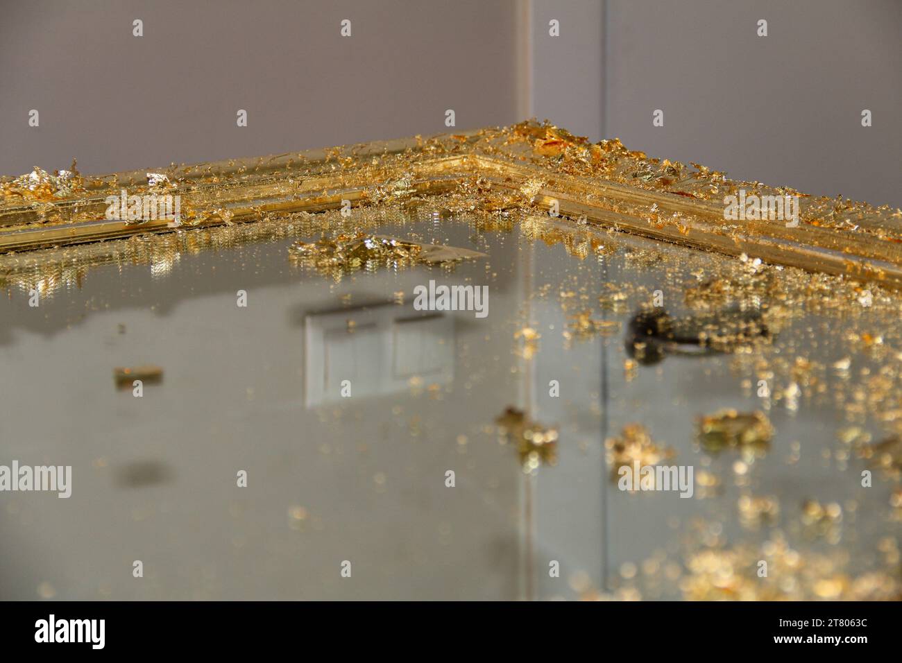 Traditional Gilding Technique with Gold Leaf Stock Photo - Alamy