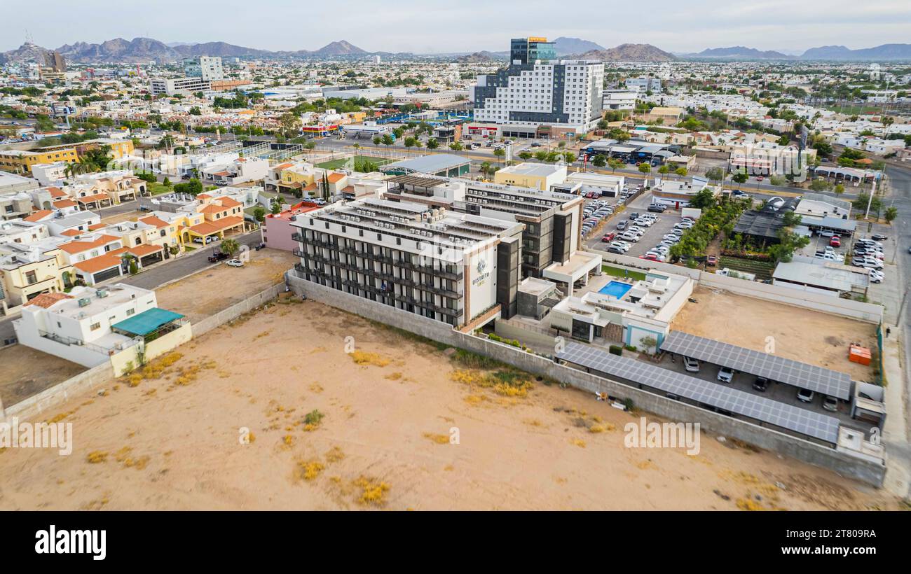 Edificio de color rojo hi-res stock photography and images - Alamy