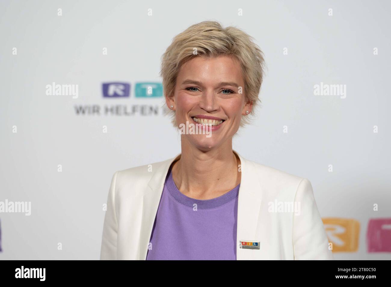 Verena FELS, Moderatorin Portraet, Porträt, Portrait, Angeschnittenes ...
