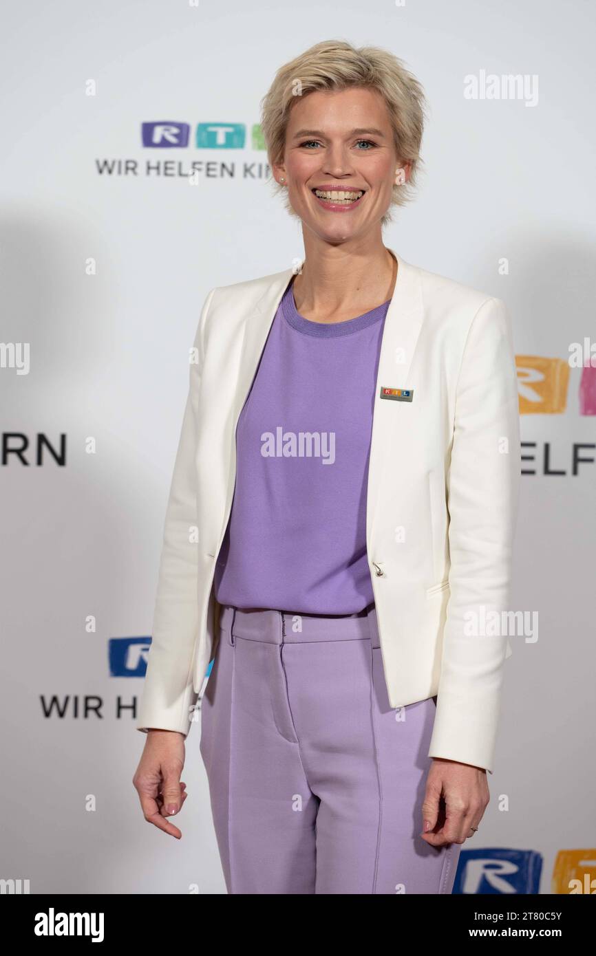 Verena FELS, Moderatorin Portraet, Porträt, Portrait, Angeschnittenes ...