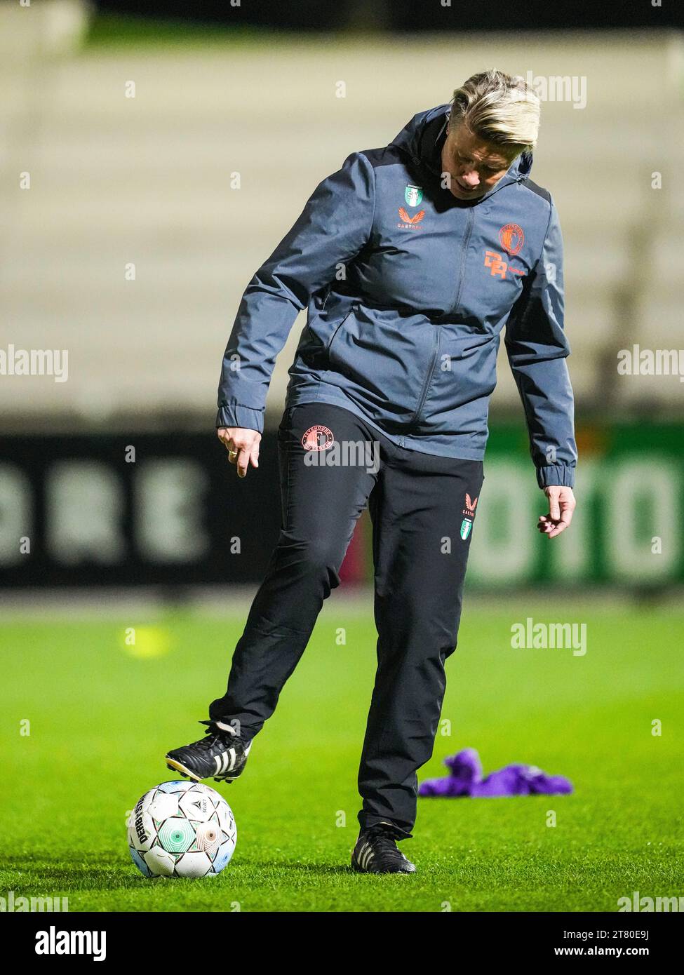 Rotterdam, Netherlands. 17th Nov, 2023. Rotterdam - Feyenoord V1 assistant trainer Sandra van ...