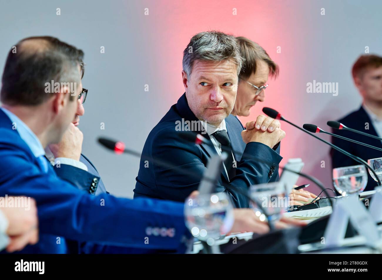 Lilly investiert in Deutschland: v.l.n.r. Ilya Yuffa Robert Habeck Karl ...