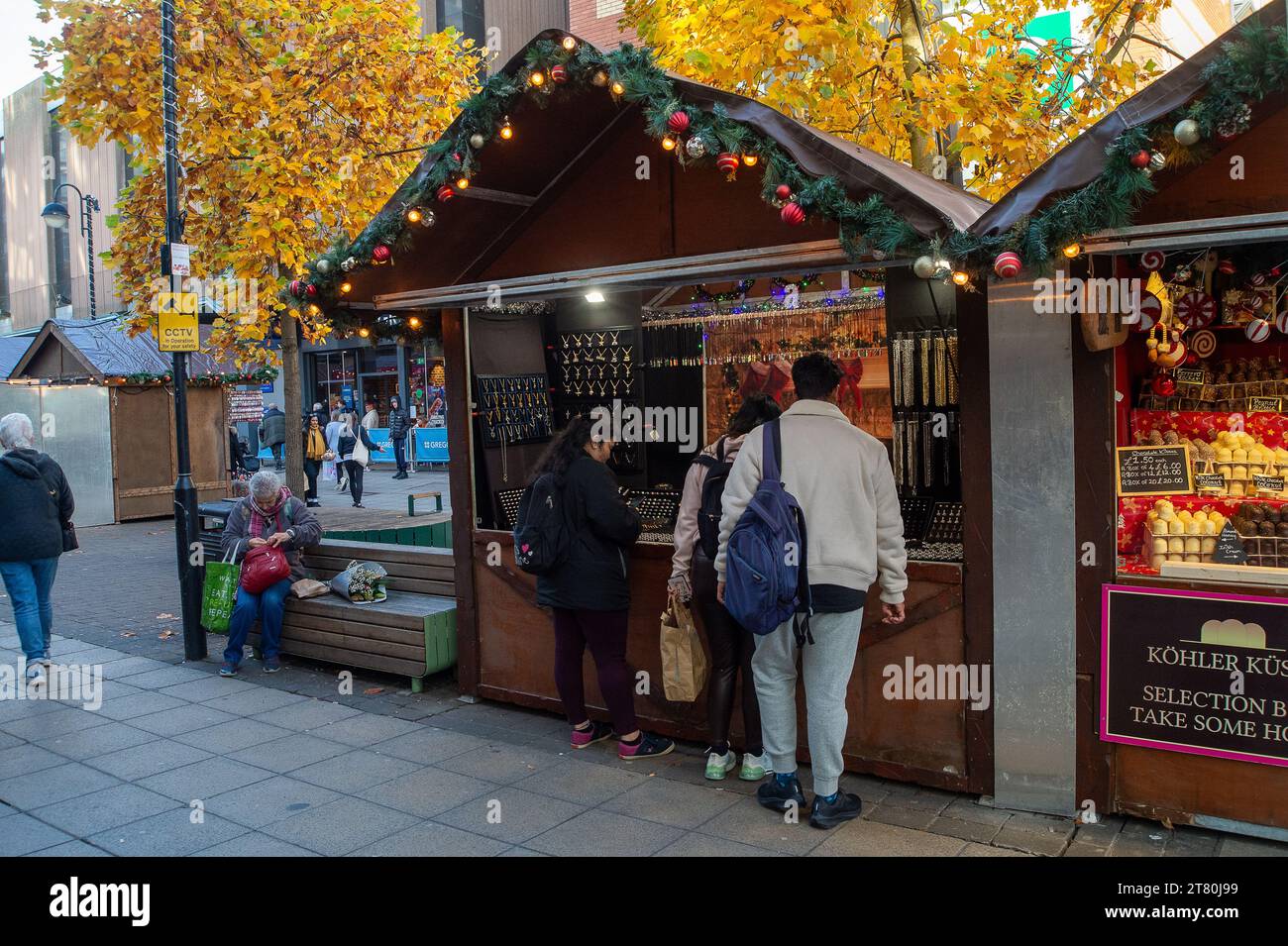 London borough market christmas stalls hi-res stock photography and ...