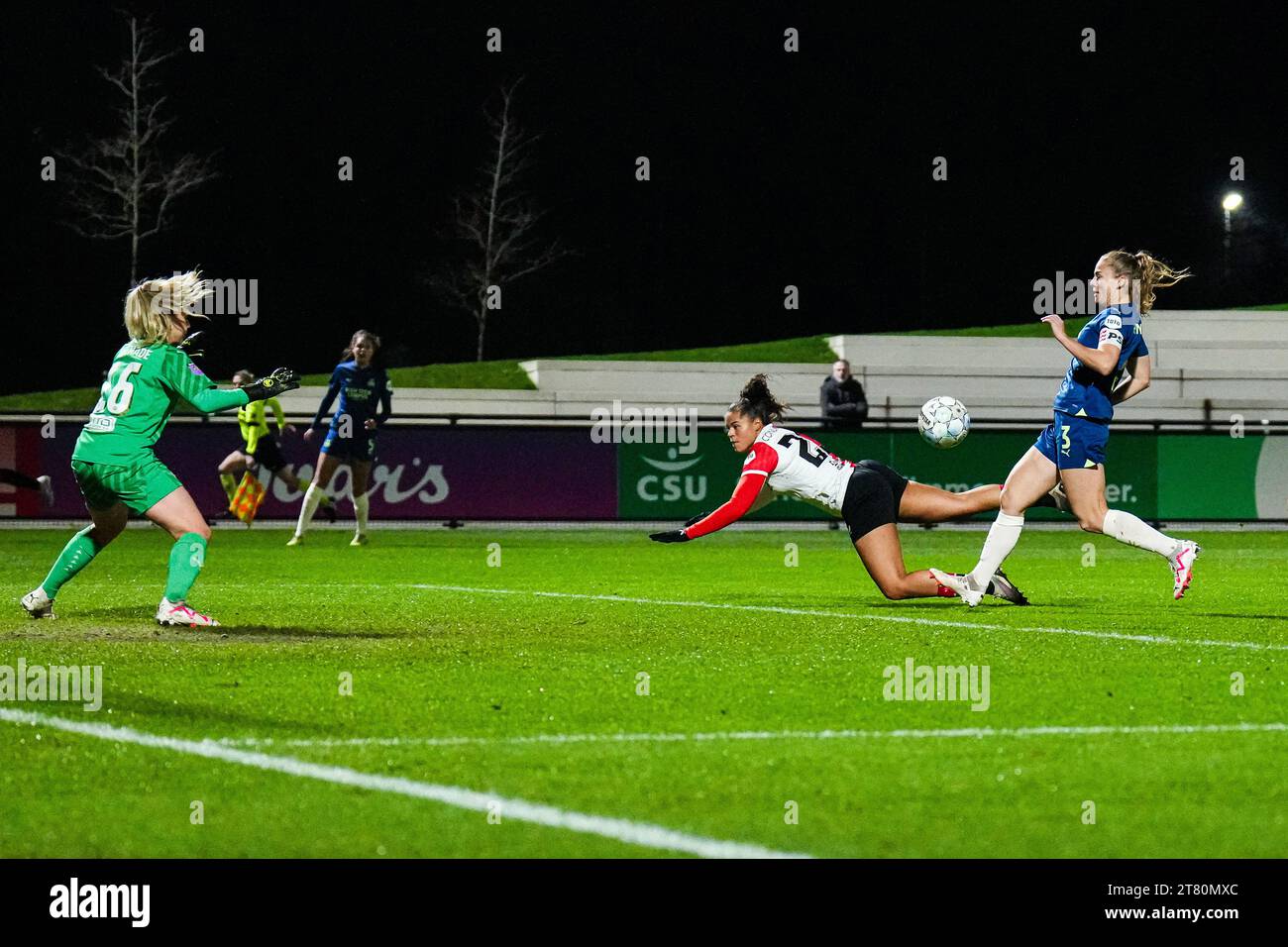 Rotterdam, Netherlands. 17th Nov, 2023. Rotterdam - PSV V1 goalkeeper ...