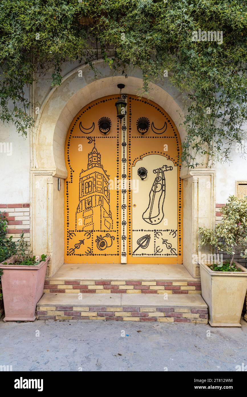 Keyhole arch hi-res stock photography and images - Alamy