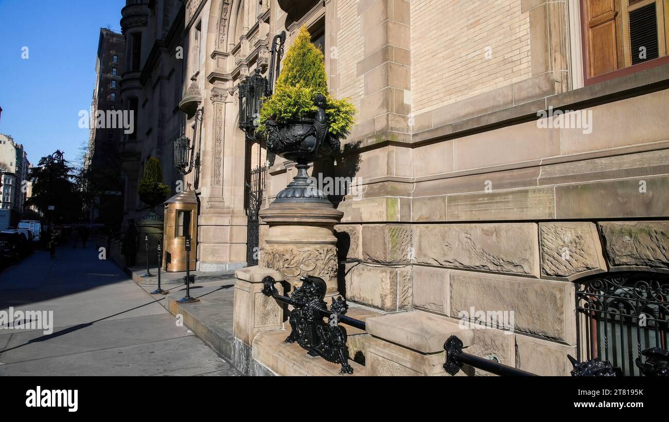 NEW YORK, NY, USA - NOVEMBER 16, 2023: Entrance to Dakota house street ...
