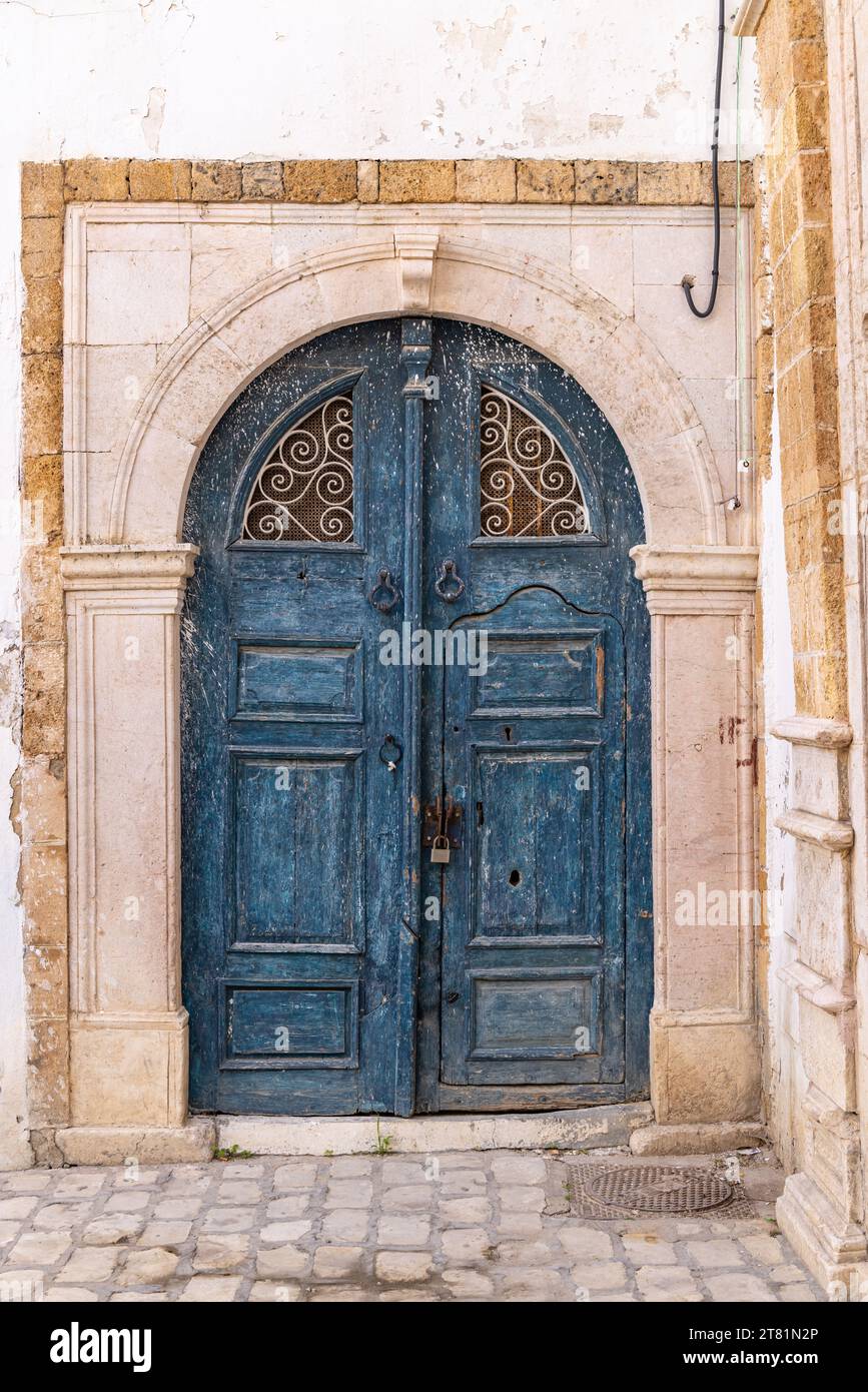 Keyhole arched hi-res stock photography and images - Alamy