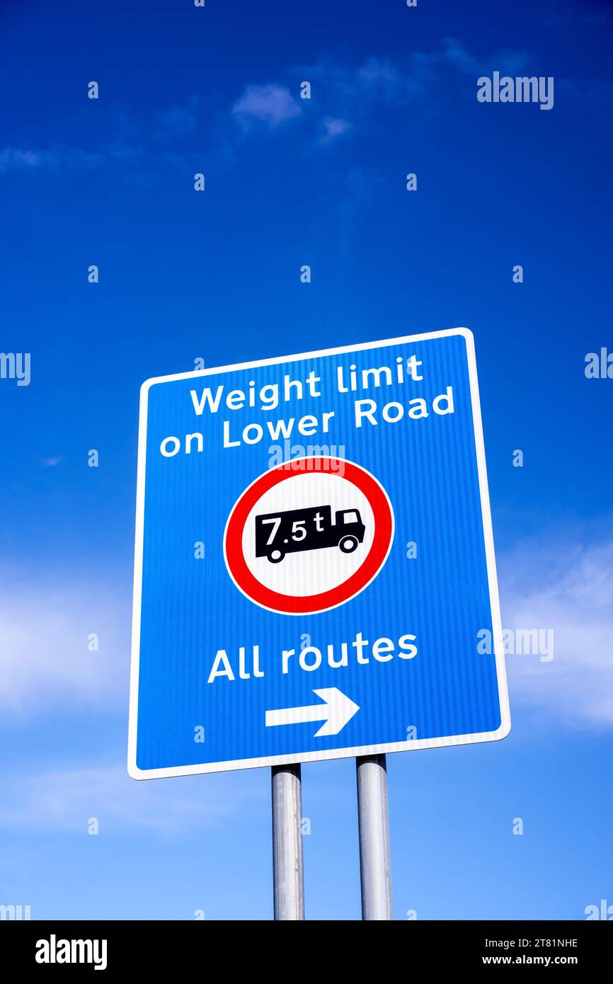 Blue weight limit traffic sign against blue sky Stock Photo - Alamy