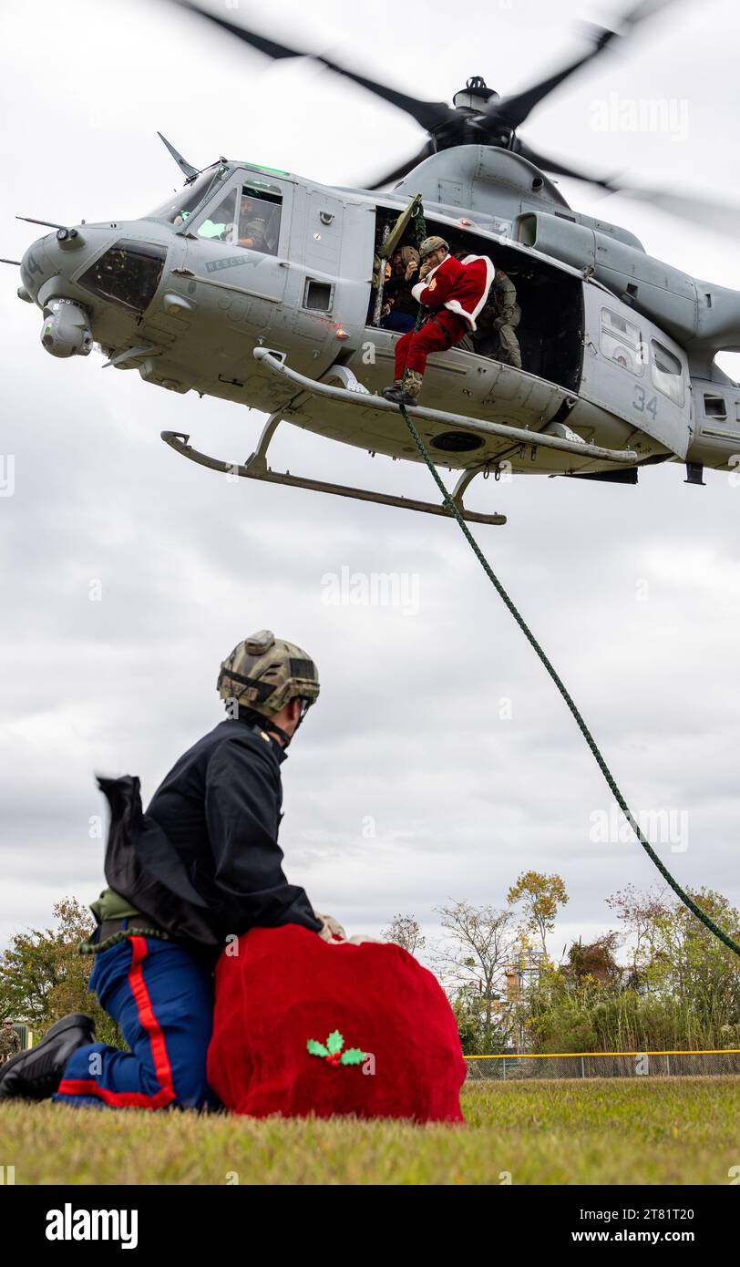U.S. Marines with 3D Force Reconnaissance Company, 4th Marine Division ...
