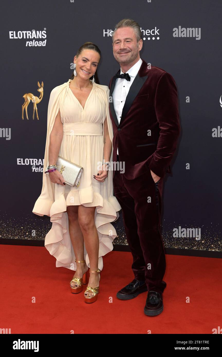 Sasha mit Ehefrau Julia Röntgen bei der 75. Bambi-Verleihung 2023 in ...