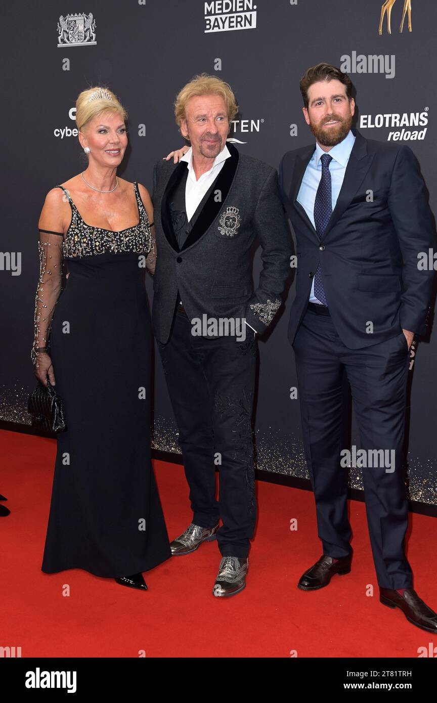 Karina Mroß, Thomas Gottschalk und Roman Gottschalk bei der 75. Bambi-Verleihung 2023 in der ...