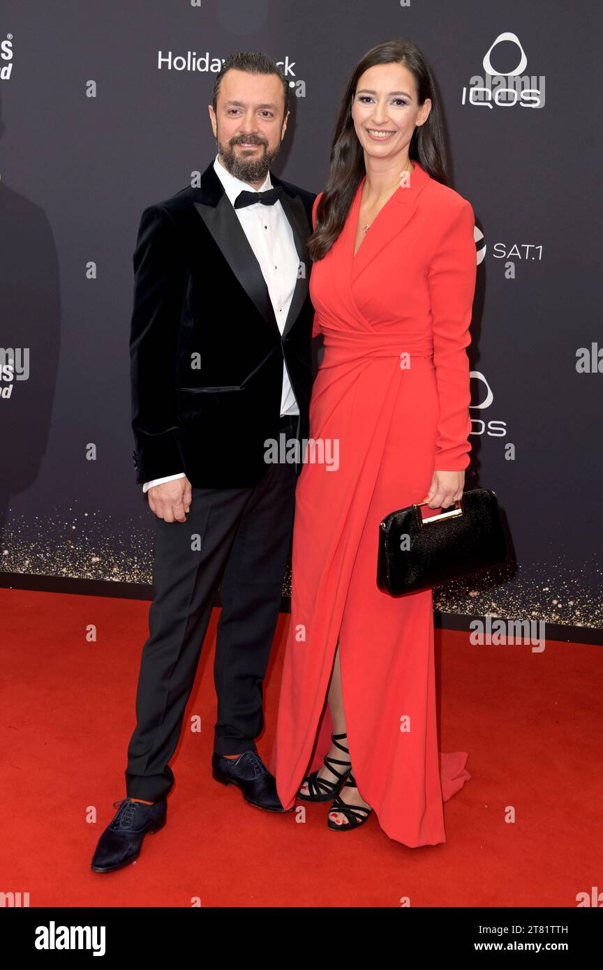 Pinar Atalay mit Ehemann Reha Omayer bei der 75. Bambi-Verleihung 2023 ...