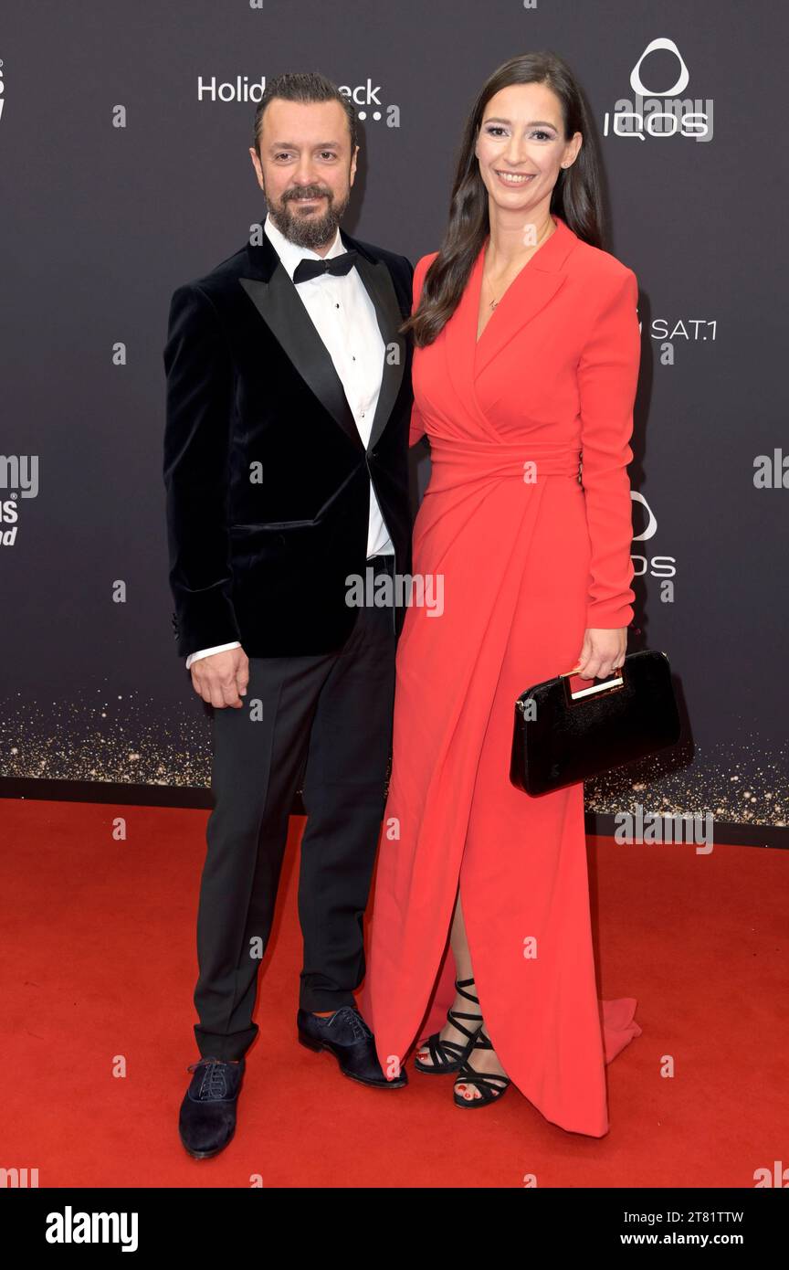 Pinar Atalay mit Ehemann Reha Omayer bei der 75. Bambi-Verleihung 2023 ...