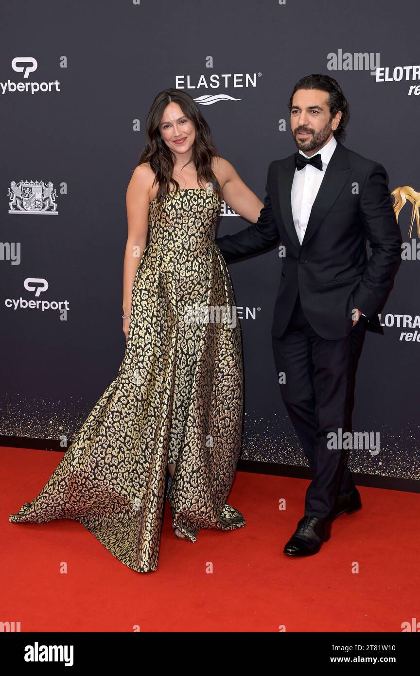 Elyas M'Barek mit Ehefrau Jessica M'Barek bei der 75. Bambi-Verleihung ...